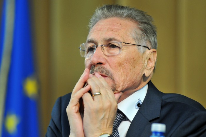 Profesorul Emil Constantinescu in fata unei lectii pentru istorie ...